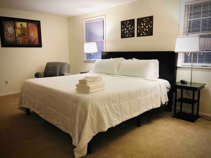 *Spacious* 4 Br 2 Ba W/king Beds - Toledo, OH