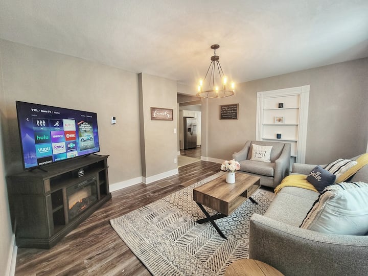 Clean & Stylish Modern Home In Downtown Dsm - Des Moines