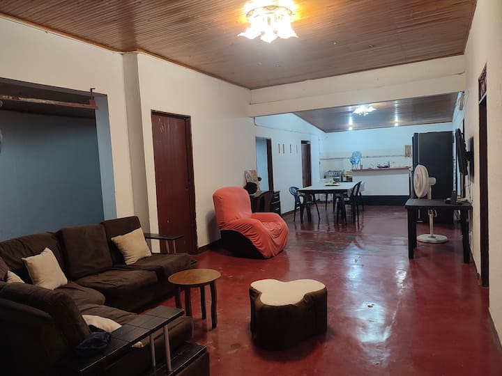 Casa De Ambiente Familiar Con Estacionamiento. - San José Del Guaviare