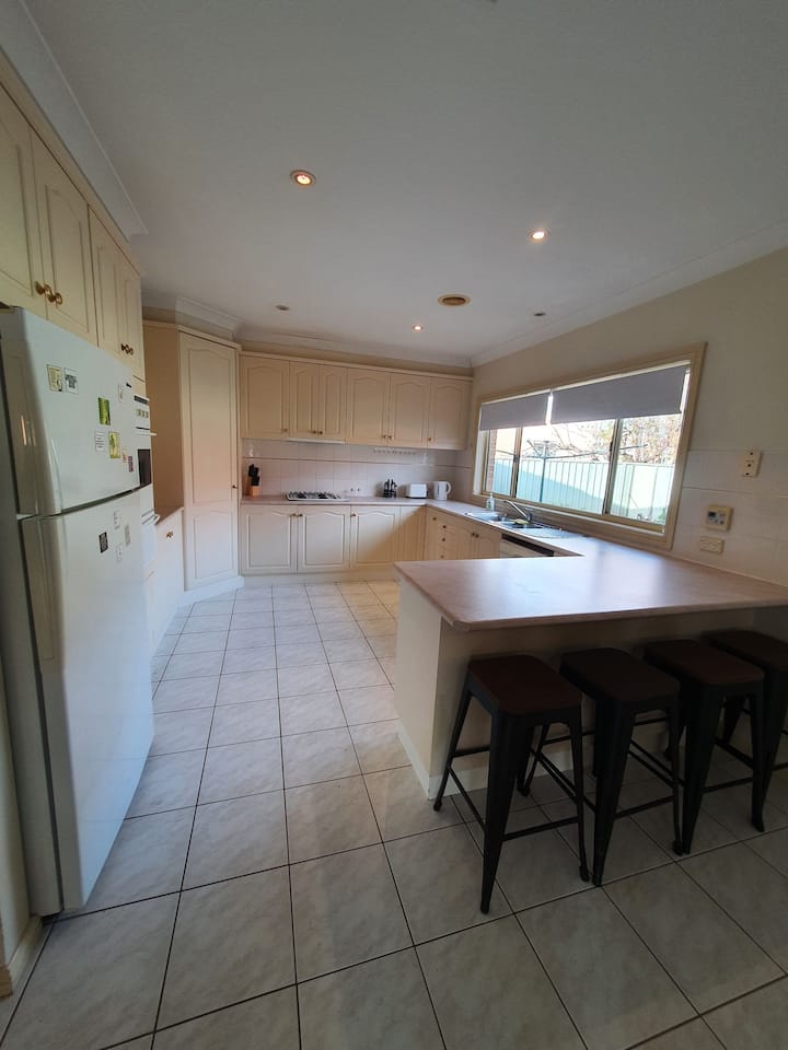 Entire Unit Close To Town Centre - Griffith