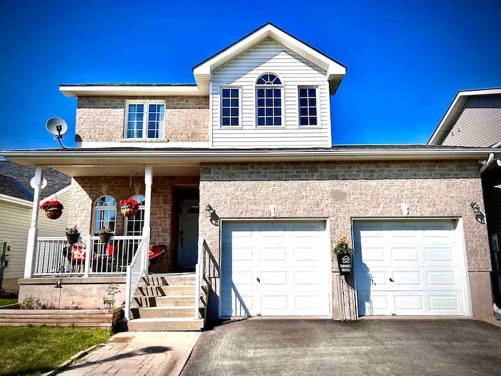 Minutes From The 401, Rmc, Cfb & Downtown Kingston - 