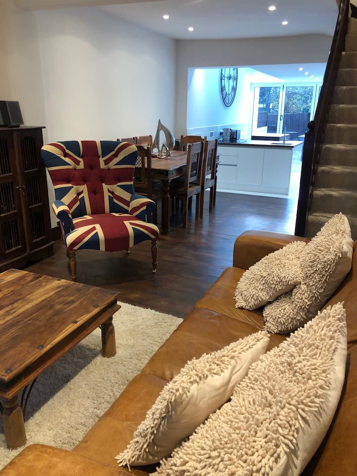 Home From Home, You Will Love It. - Romford