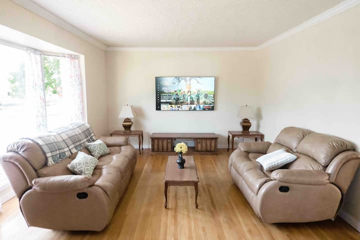 Charming 3 Bed Suite, 4 Min To Downtown / King Bed - Calgary