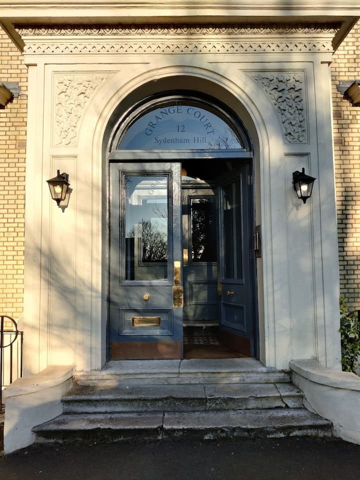 Spacious 2-bed Flat In Period Building With Garden - Waterloo Station - London