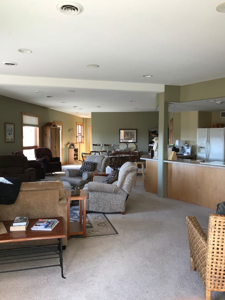 Windemere Villa, Garden View Suite - Decorah, IA