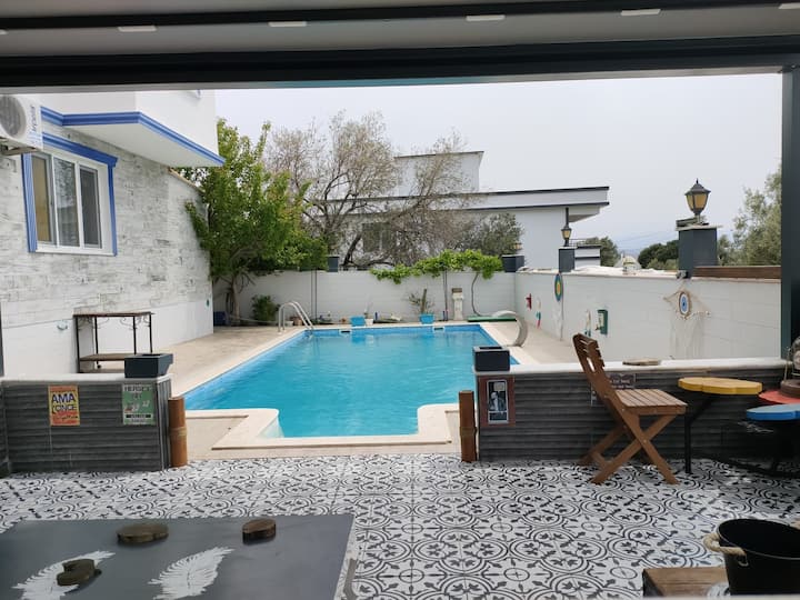 Deni̇ze Sifir  İKi̇  Havuzlu 5+ 2 Vi̇lla. 14.ki̇şi̇+ - Aliağa