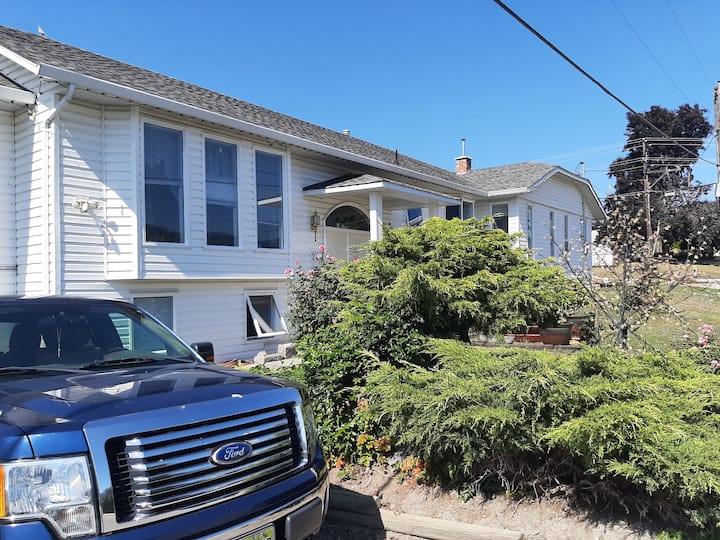 "White House On The Hill" Sleeps 8 - Vernon