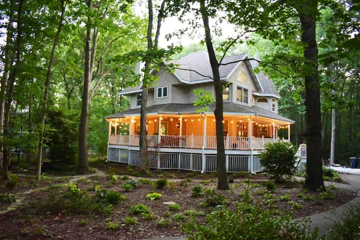 Wrap-around Beach Bunker/autumn Getaway - Stevensville, MI