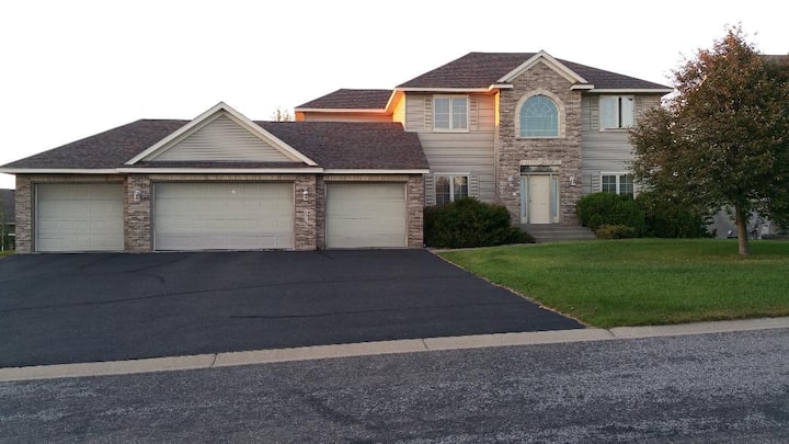 Spacious Home: 4br 4ba And 4 Car Garage - Brooklyn Park, MN