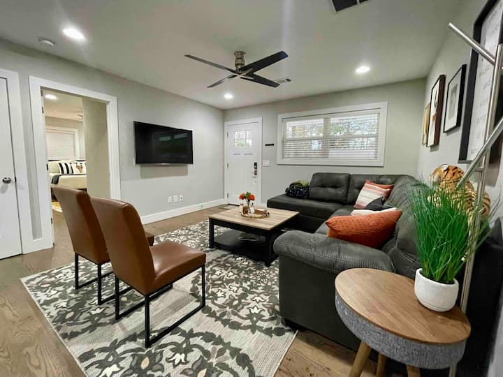 Enjoy The Suite Life! Near Campus | Walk Downtown! - Auburn, AL