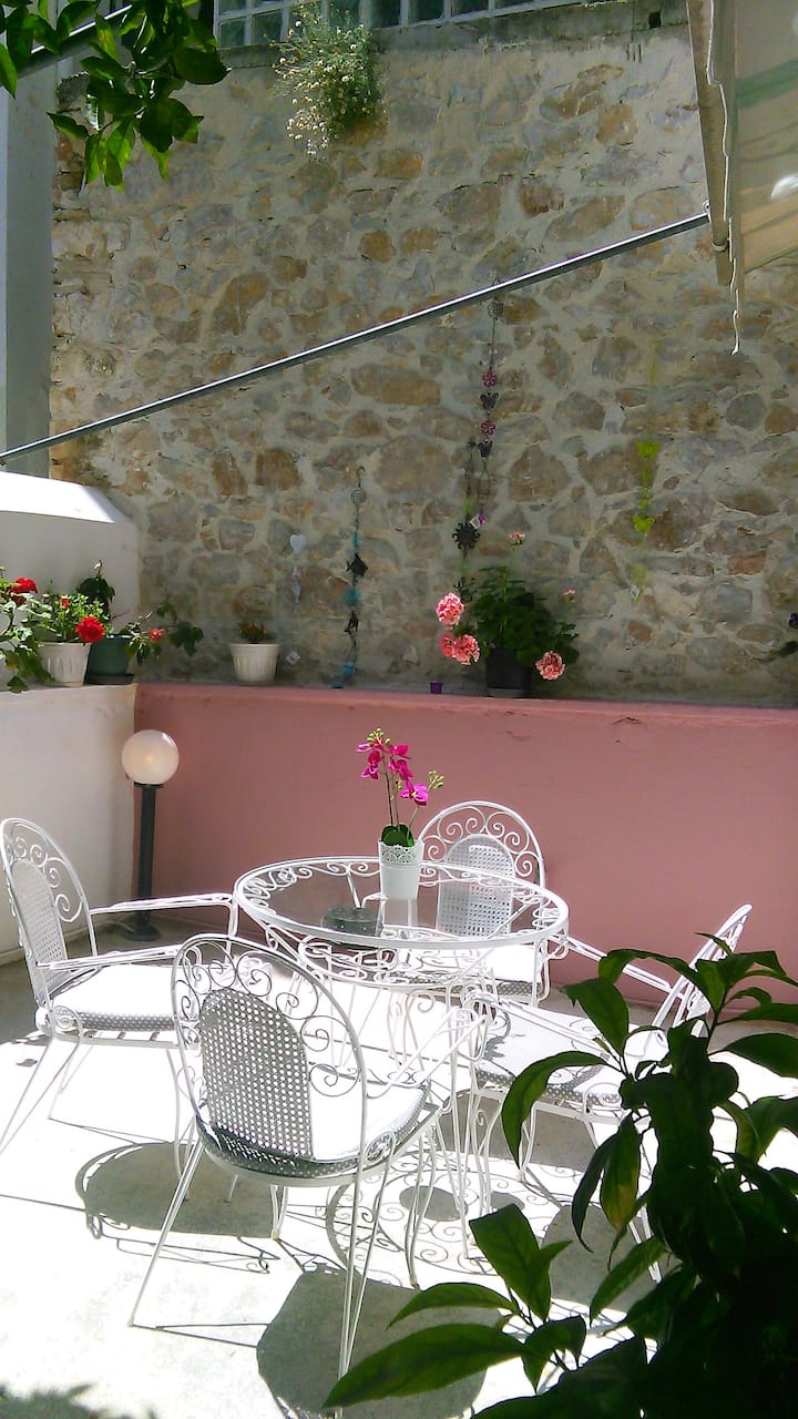 Modern Familiar House Under Acropolis - Athen