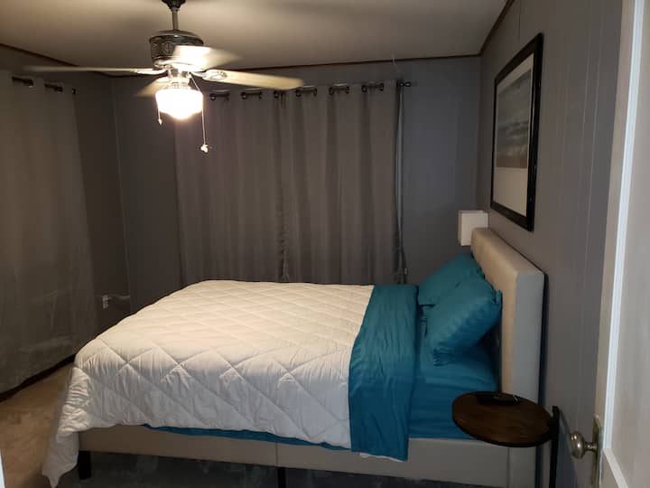Charming Farmhouse Roomd: Your Home Away From Home - Baytown, TX