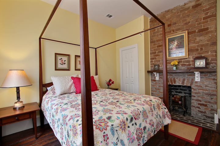 Downtown Historic District "Home Away From Home" - Savannah, GA