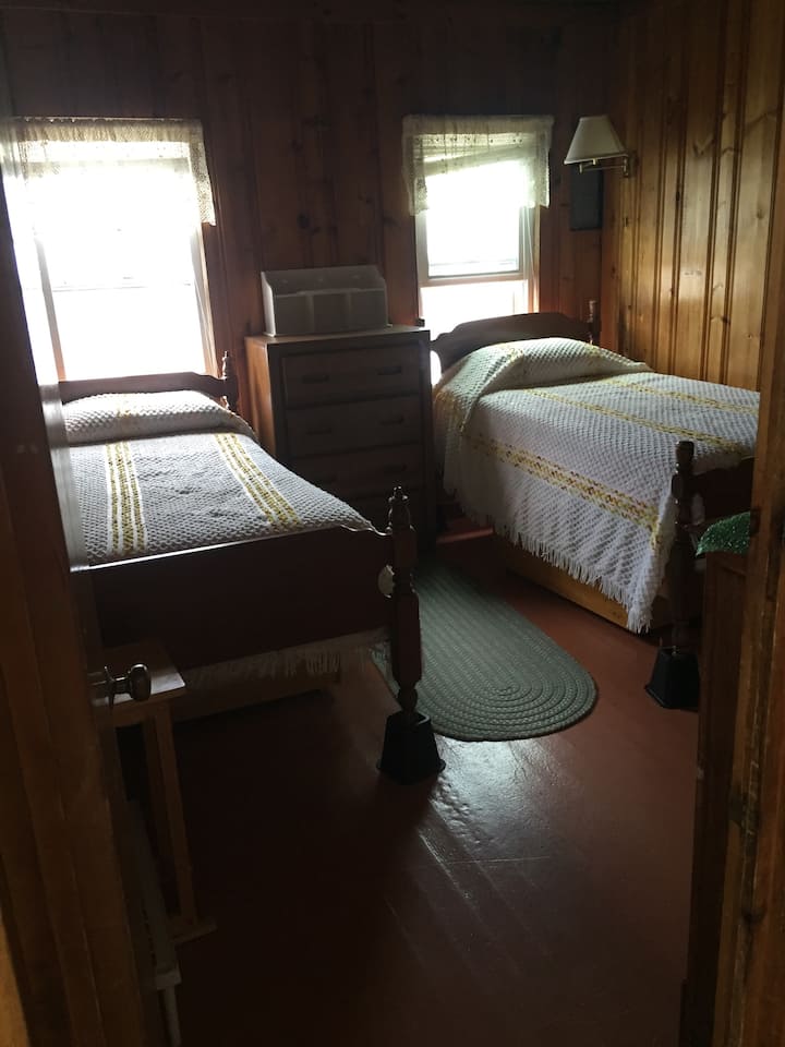 Falmouth: Authentic Cape Cod Cottage Private Room - Falmouth, MA