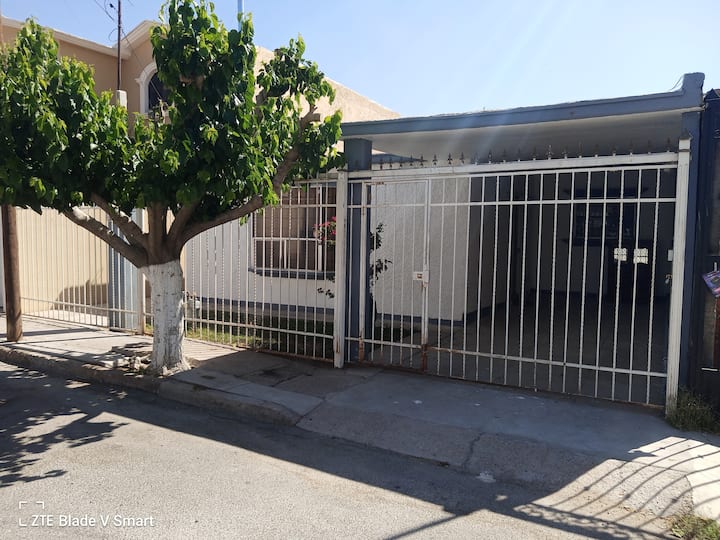 Casa Cómoda Y Segura Con Cochera Techada Y Patio - Chihuahua