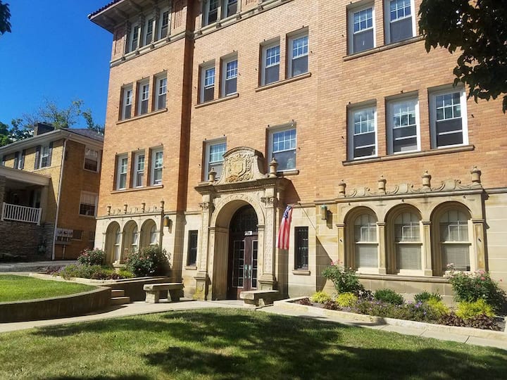 Vintage Chic 1 Bedroom - Akron, OH