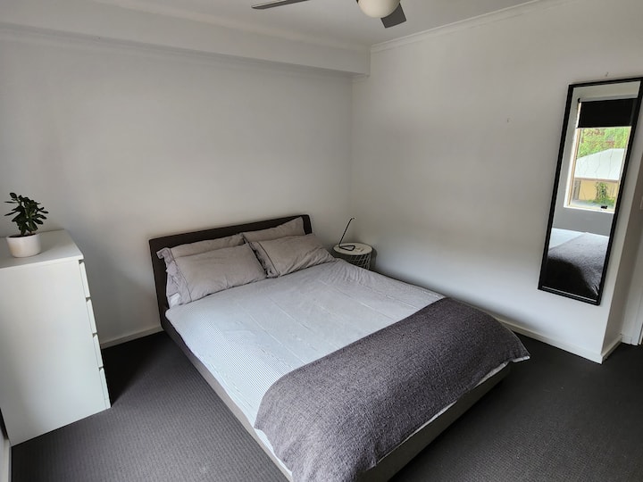 Large Neat Bedroom, Cbd Group Of Apartments - Adelaide