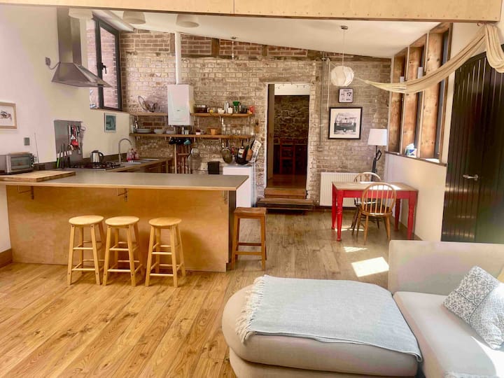 Lofty City Centre Apartment - Exeter