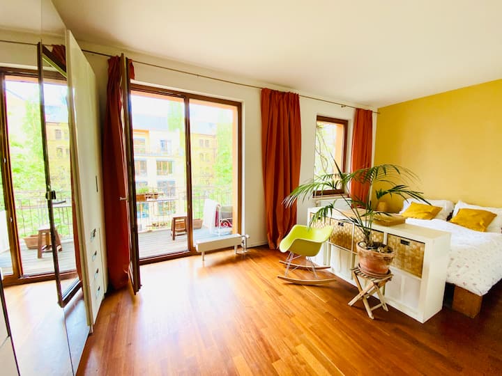 Helle, Moderne Wohnung Mit Ruhigem Balkon - Berlin