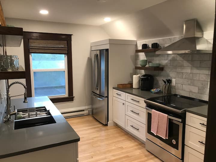 Remodeled Top Floor Apartment Near Downtown - North Dakota