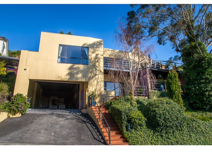 Spacious 3br House In Prime Location - Tasmania