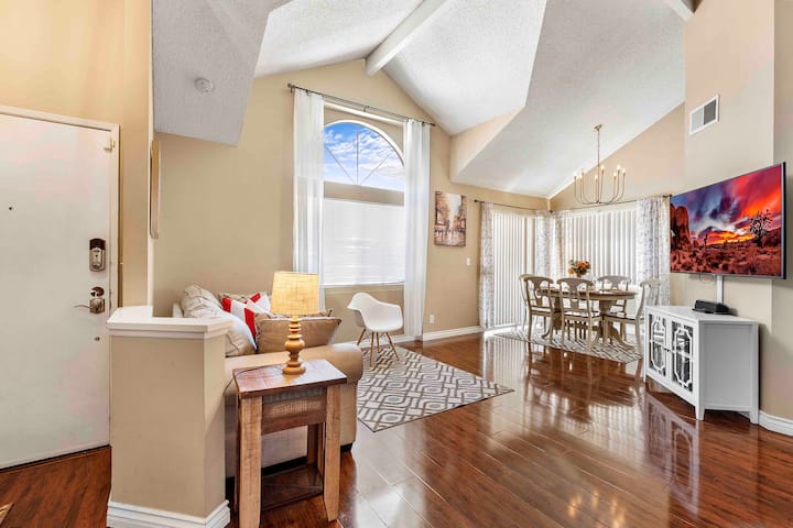 Cute Stylish And Clean Serene Place - Santa Clarita, CA