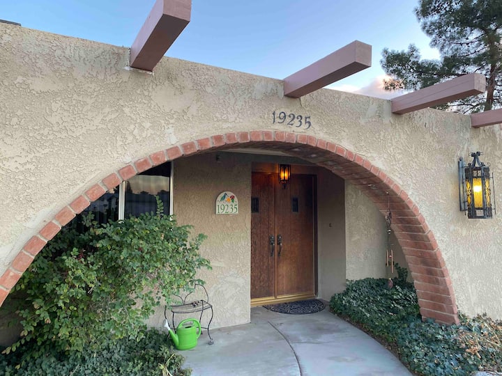 Hummingbird Hideaway- 3 Bedroom Home - Apple Valley, CA
