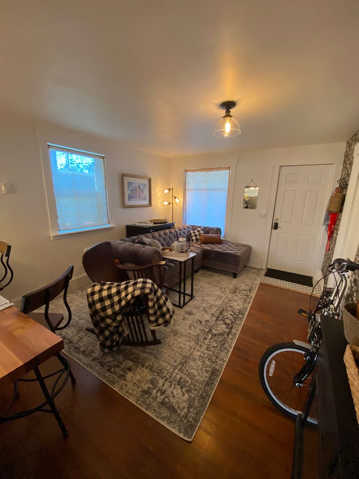 The 2-bedroom Farmhouse Cottage - Bainbridge Island, WA