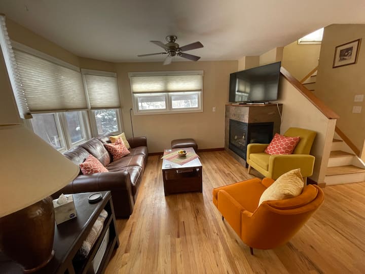 Cheerful 2 Bdrm / 1.5 Bath Pearl St. Condo - Boulder, CO