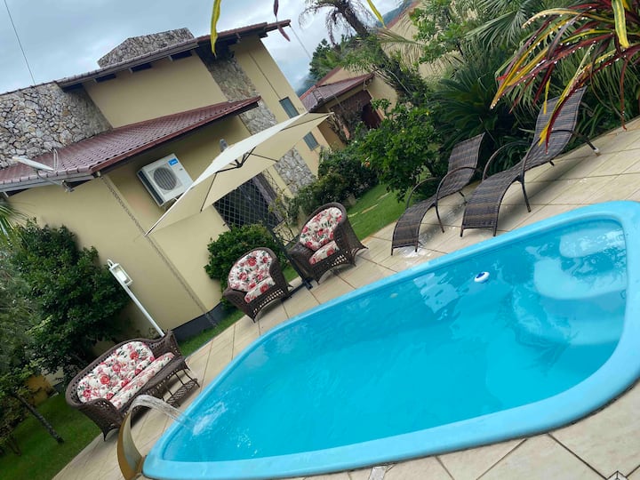 Casa Com Piscina 3 Quartos Próximo à Praia - Governador Celso Ramos