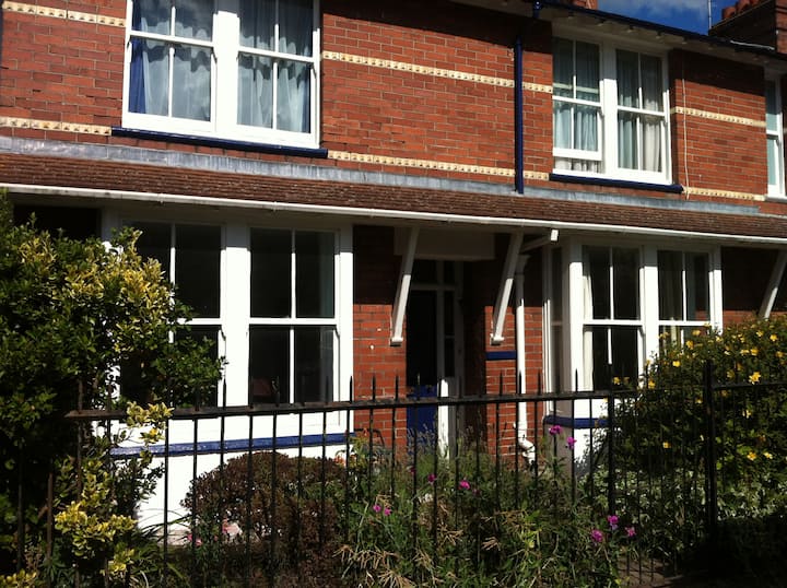 Double-fronted 1898 Cottage - Exmouth, UK