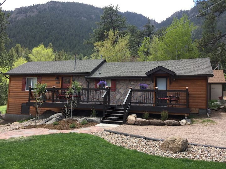 Green Mountain Falls Cottage/ Ev Charger & Hot Tub - Green Mountain Falls, CO