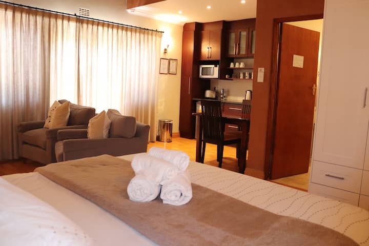 Pinelands_self Catering Garden Suite_the Kalahari - Cape Town