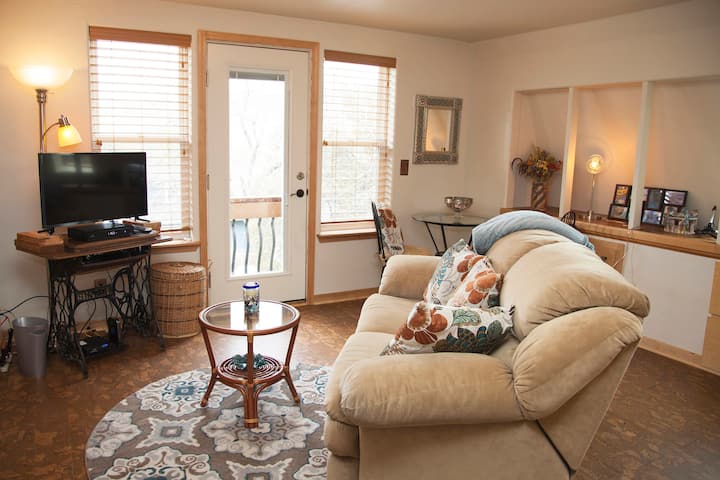 Jj's Loft | Downtown | Large Deck | Kitchenette - Ashland, OR