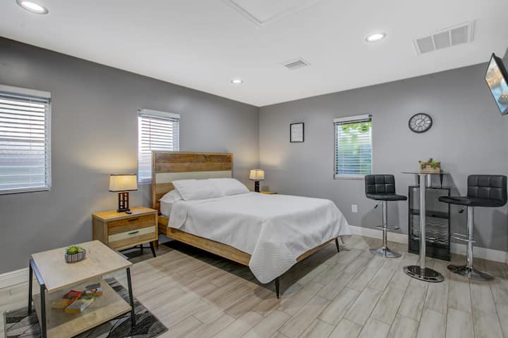 Elegant Guest House - Tampa, FL