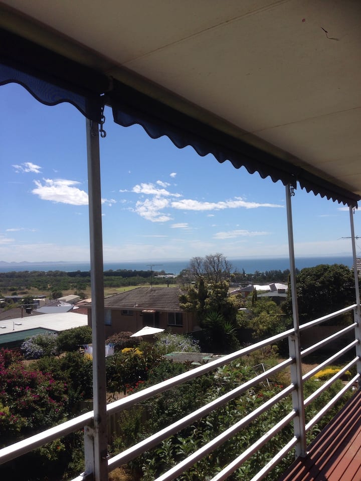 Large Comfortable Retro Home With Stunning Views - Portarlington