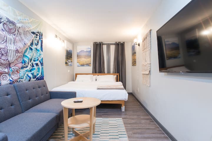 ♕ King Bed + Private Bath & Pvt Entrance ♕ - Massachusetts