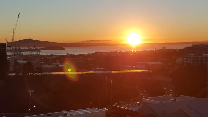 Stay Above The City. Views ,Carpark ,Nightlife. - Auckland