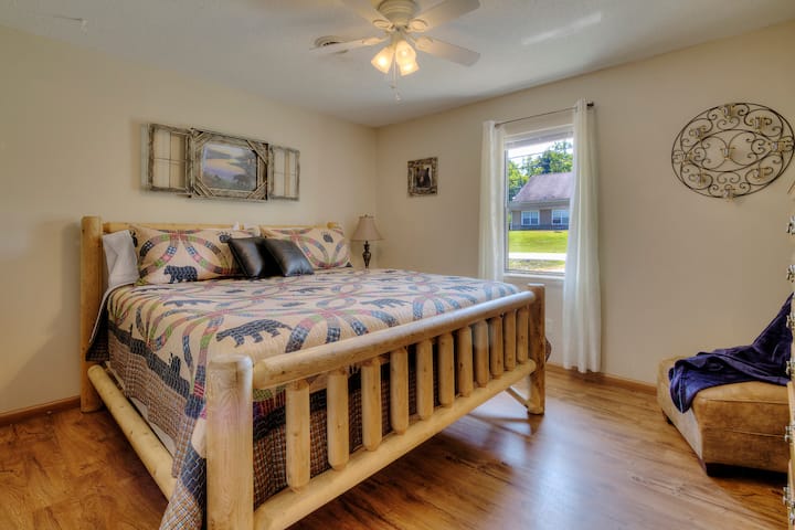 Grace's Mountain River Retreat W/ Hot Tub & Views - Pigeon Forge, TN