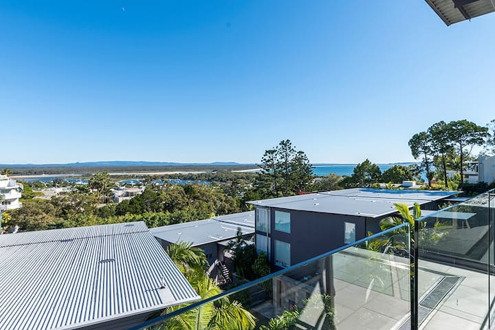 Spacious Penthouse With Stunning Ocean Views - Noosa Heads