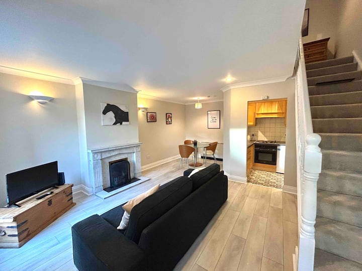 Fab Townhouse, Sleeps 4, Parking & 6km From City - Dublín