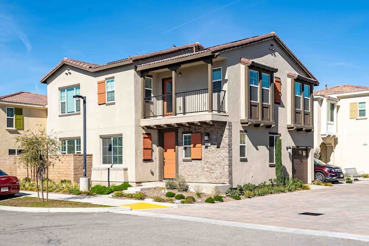 Cozy Neighborhood •  4 Bedrooms•3 Baths•6bed - Fontana, CA