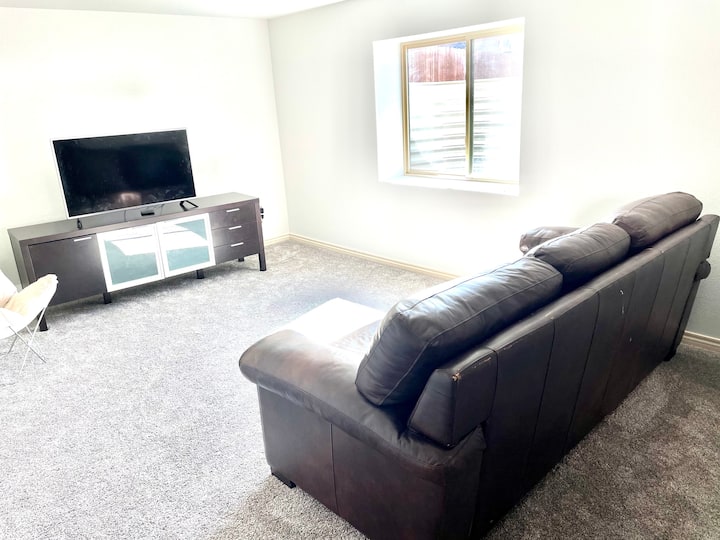 Spacious Basement Apartment With Mountain Views! - Colorado Springs, CO