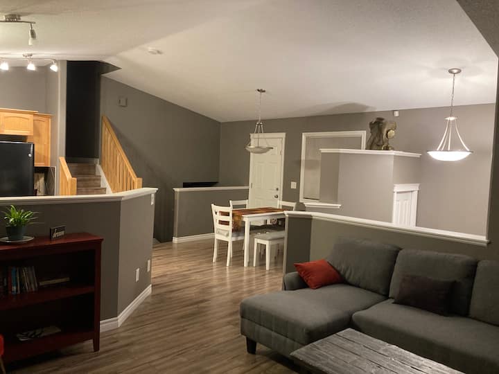Spacious 4br 2ba Modern Home W/off Street Parking - Grande Prairie