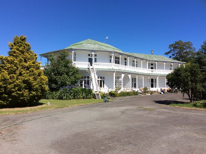 Fareham - Tōtara: Large,  With Balcony Views - Featherston