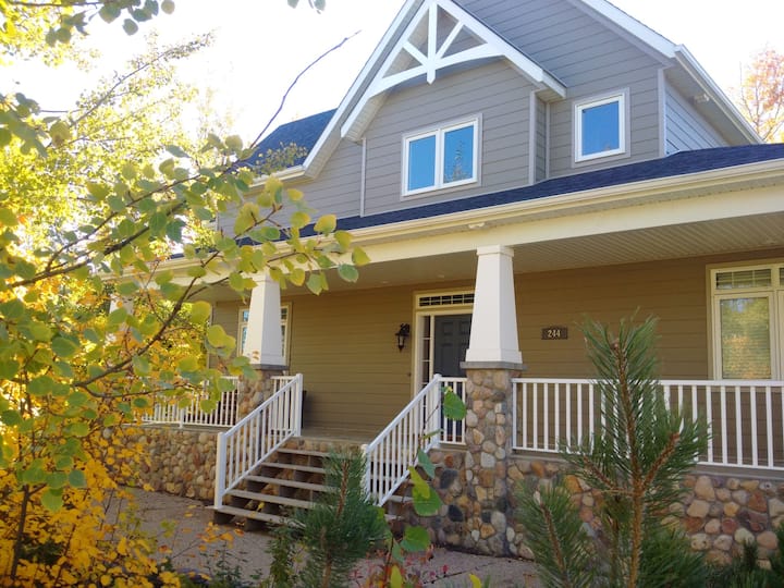 Gull Lake Luxury Waterfront Cottage - Alberta