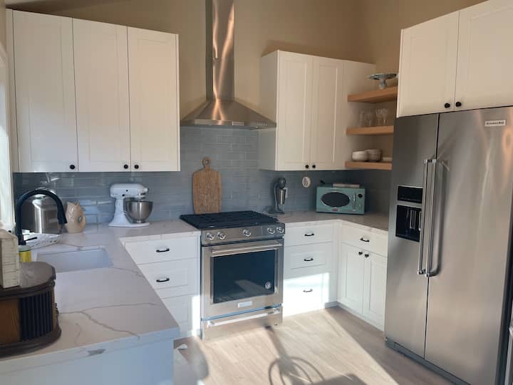 Cheerful 2 Bedroom Home With Backyard And Patio - Woodside, CA