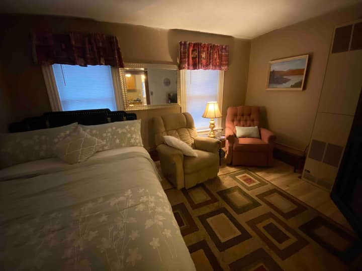 Bachelor In Great Location Across From Hospital - Prescott