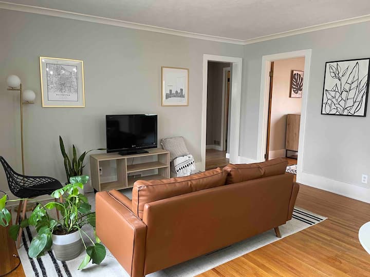 2 Bedroom Apartment, Walking Distance To Urmc - Rochester Institute of Technology, Rochester