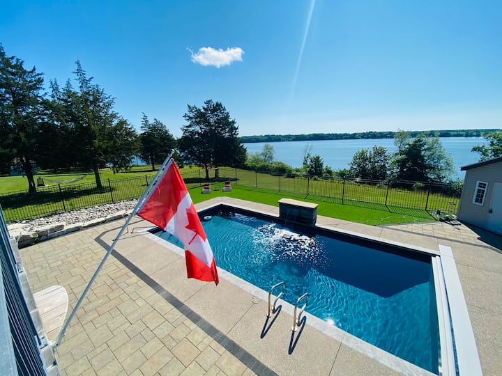 Hideaway In Cozy Modern Private Waterfront Cottage - Prince Edward